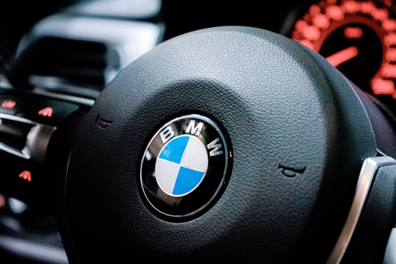 BMW Logo Entwicklung: Geschichte und Symbolik