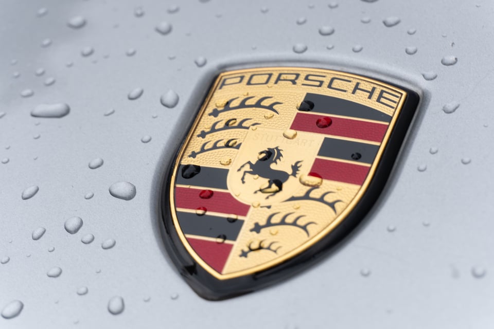 Evolutie van het Porsche Logo: Symboliek van Luxe & Kracht